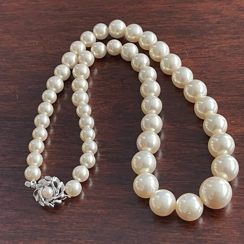 White Man Made Graduated Pearl Silver Necklace - Gem